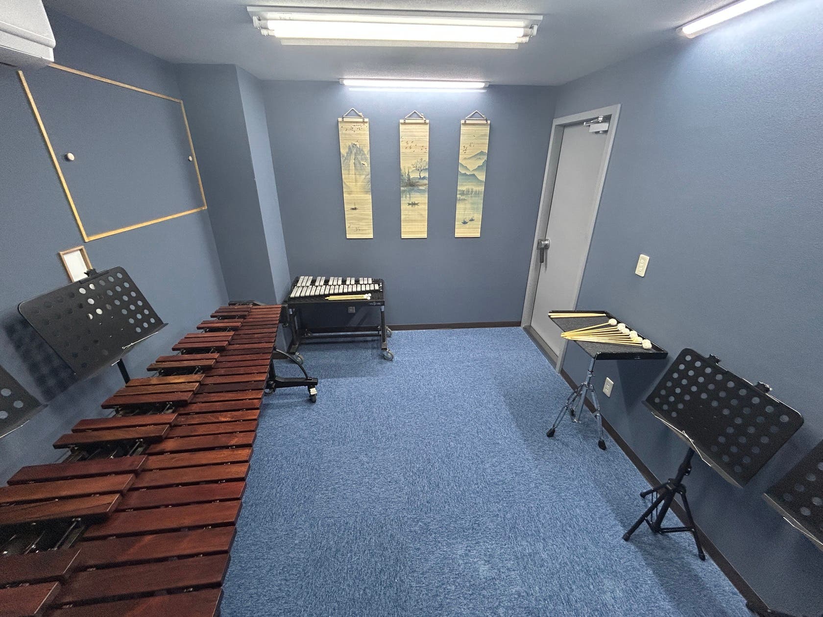 防音室とオープンスペースを備えた音楽利用向けレンタル空間の写真1