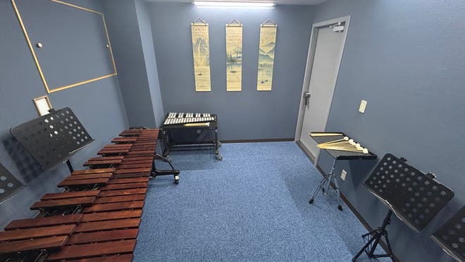 防音室とオープンスペースを備えた音楽利用向けレンタル空間の写真1
