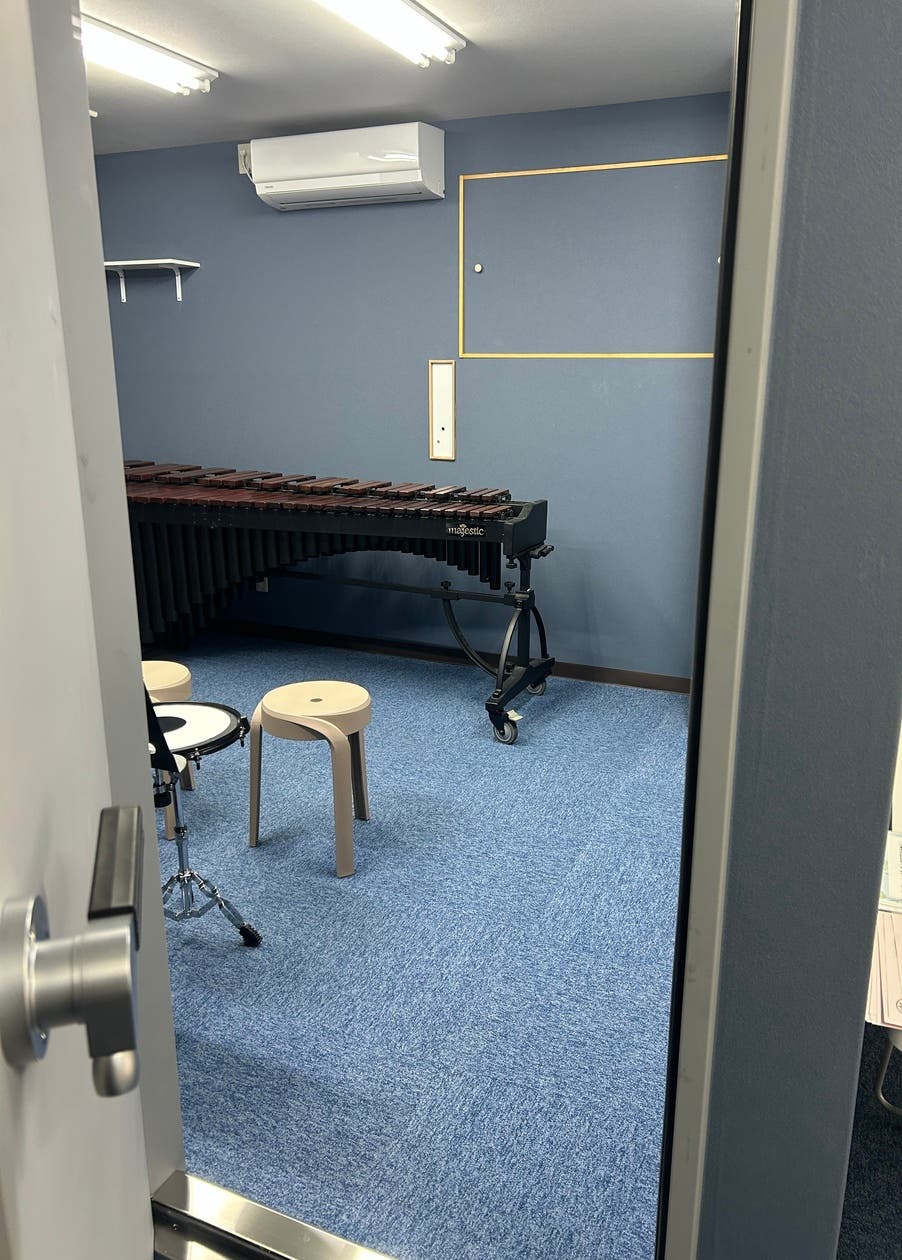 防音室とオープンスペースを備えた音楽利用向けレンタル空間の写真9