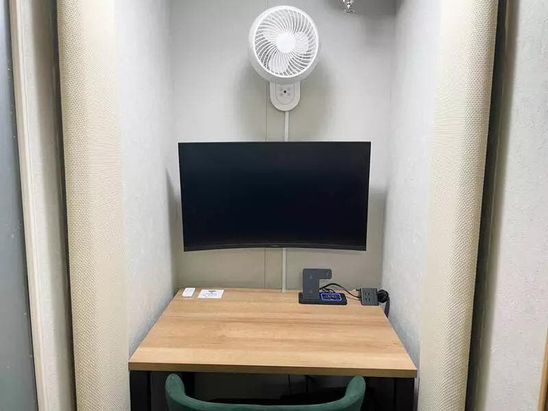 駅直結！新橋駅徒歩1分｜1名個室｜作業や勉強、面接、ゲーム、オンラインMTGに最適な『防音室03』の写真1