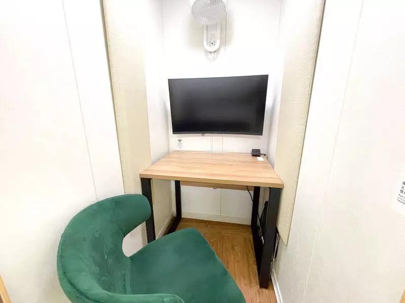 駅直結！新橋駅徒歩1分｜1名個室｜作業や勉強、面接、ゲーム、オンラインMTGに最適な『防音室03』の写真2