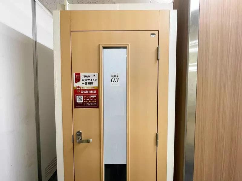 駅直結！新橋駅徒歩1分｜1名個室｜作業や勉強、面接、ゲーム、オンラインMTGに最適な『防音室03』の写真3