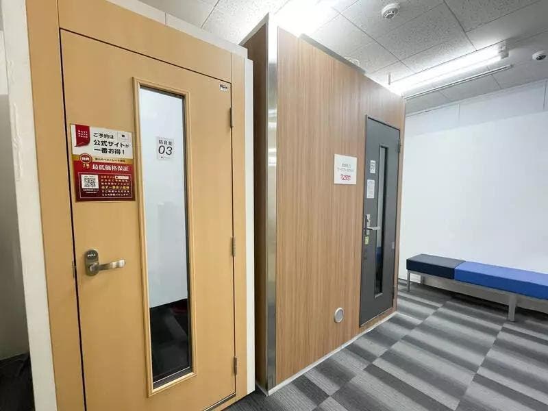 駅直結！新橋駅徒歩1分｜1名個室｜作業や勉強、面接、ゲーム、オンラインMTGに最適な『防音室03』の写真6