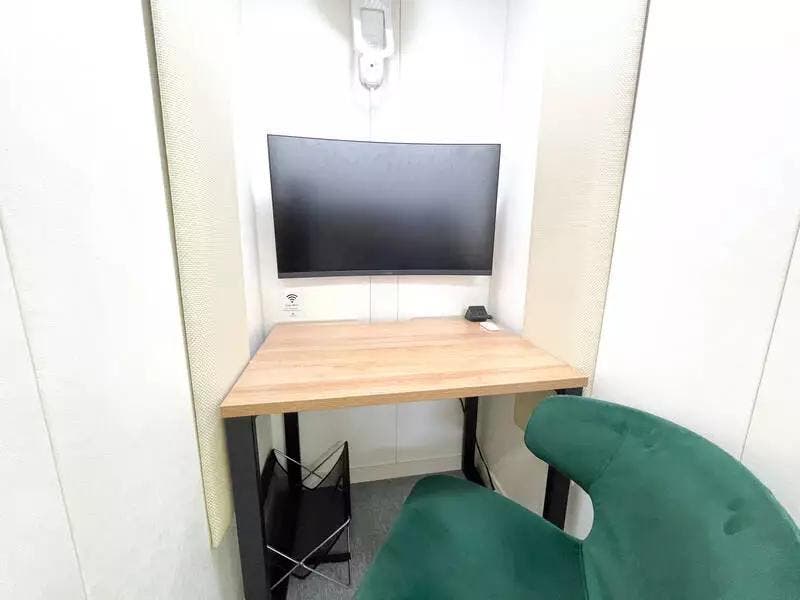 駅直結！新橋駅徒歩1分｜1名個室｜作業や勉強、面接、ゲーム、オンラインMTGに最適な『防音室03』の写真9