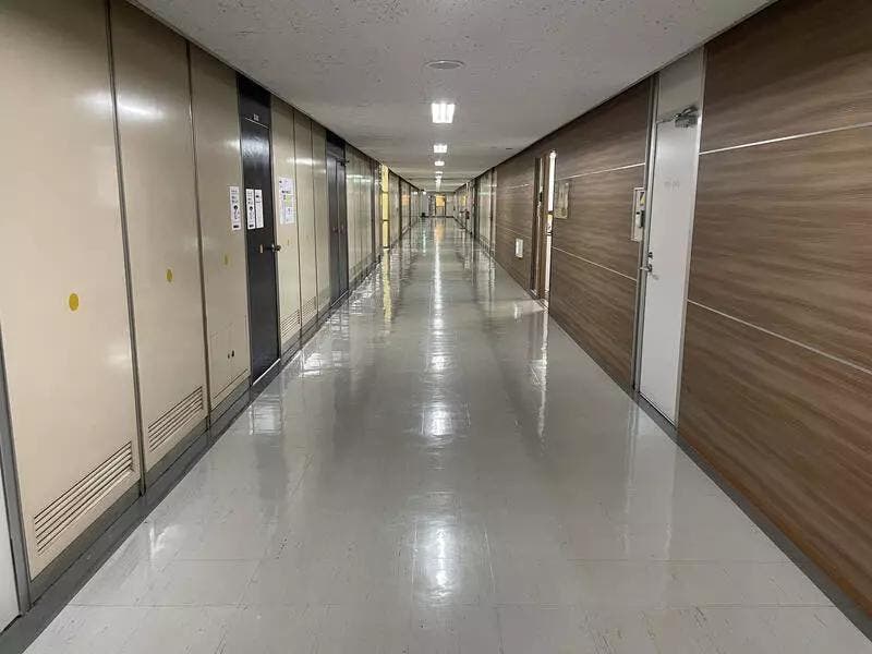 駅直結！新橋駅徒歩1分｜1名個室｜作業や勉強、面接、ゲーム、オンラインMTGに最適な『防音室03』の写真10