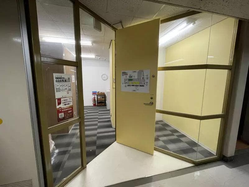 駅直結！新橋駅徒歩1分｜1名個室｜作業や勉強、面接、ゲーム、オンラインMTGに最適な『防音室03』の写真11