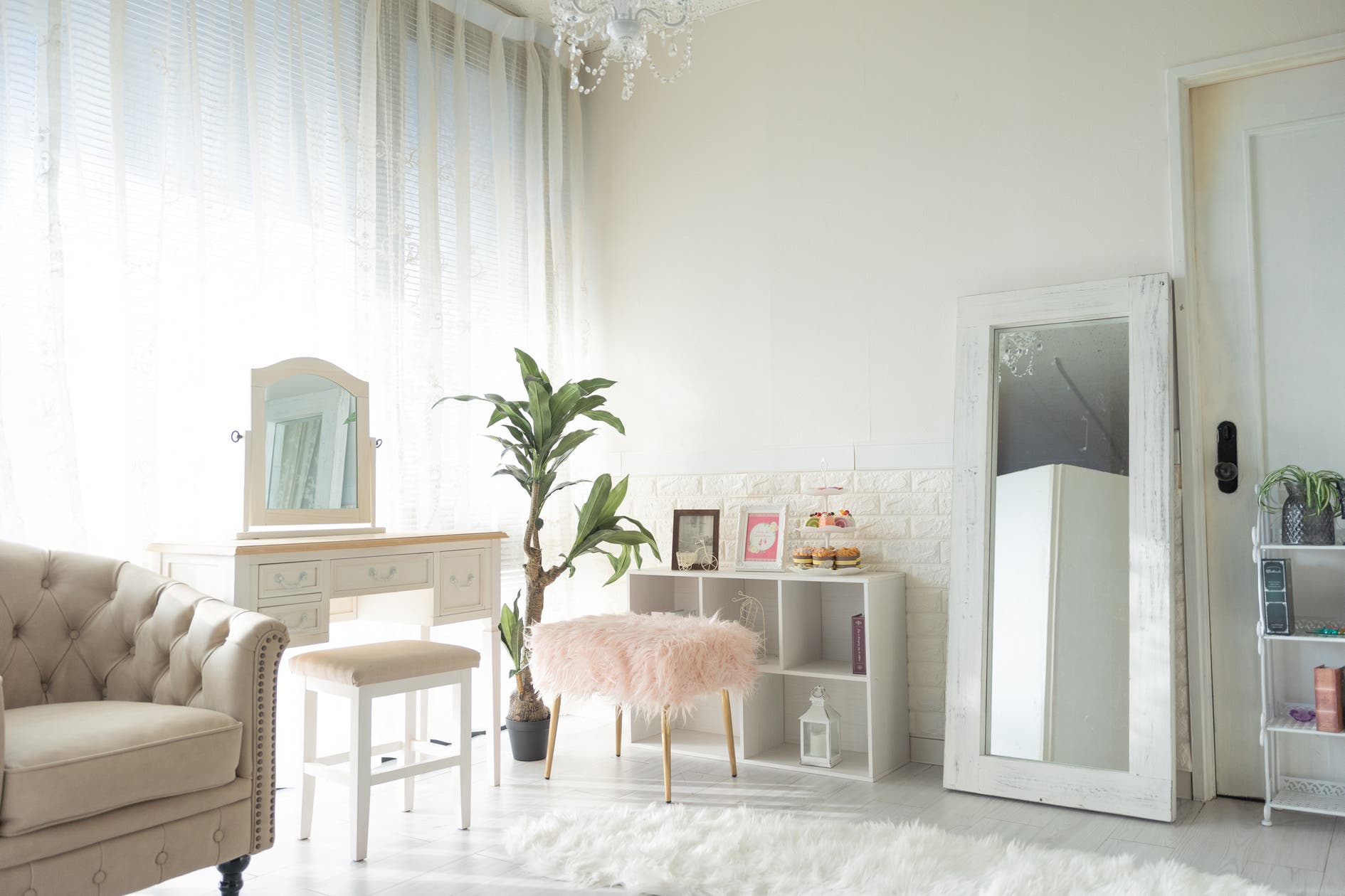 【UNGLEスタジオ】自然光の入る白基調の撮影エリア〈完全貸切／コスプレ撮影／ポートレート／ベビー／バースデーフォトなど〉の写真1