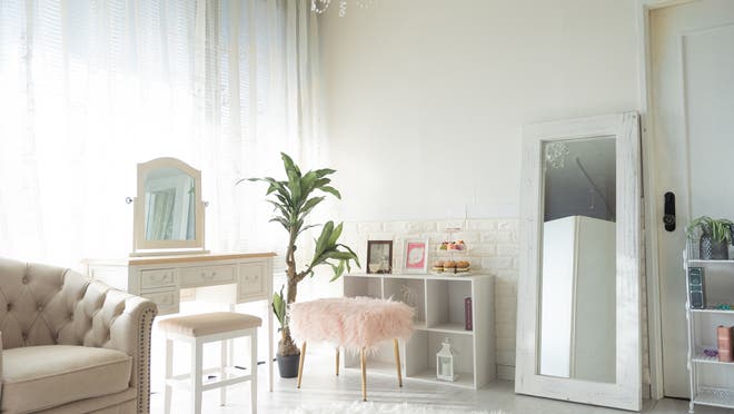 【UNGLEスタジオ】自然光の入る白基調の撮影エリア〈完全貸切/コスプレ撮影/ポートレート/ベビー/バースデーフォトなど〉の写真1