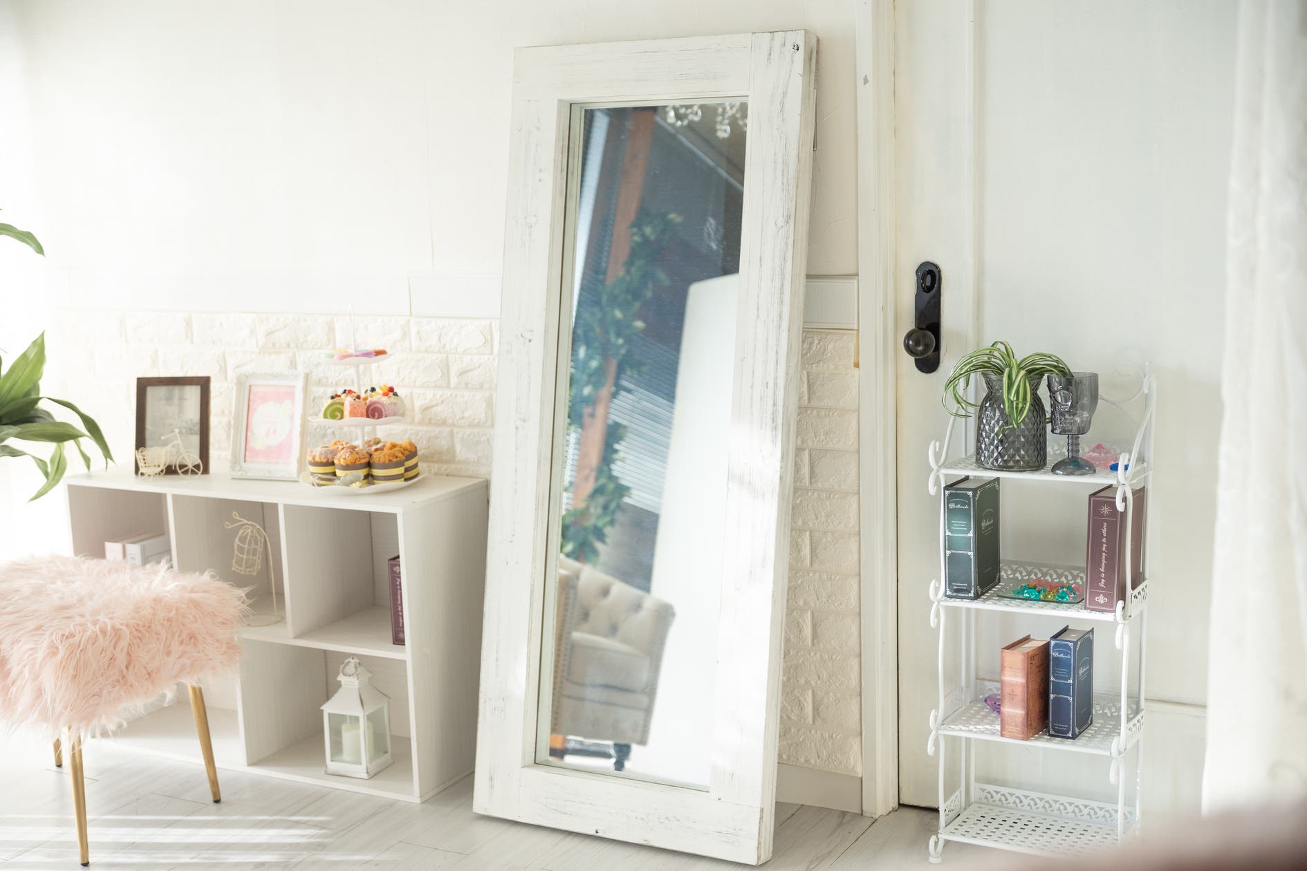 【UNGLEスタジオ】自然光の入る白基調の撮影エリア〈完全貸切／コスプレ撮影／ポートレート／ベビー／バースデーフォトなど〉の写真2