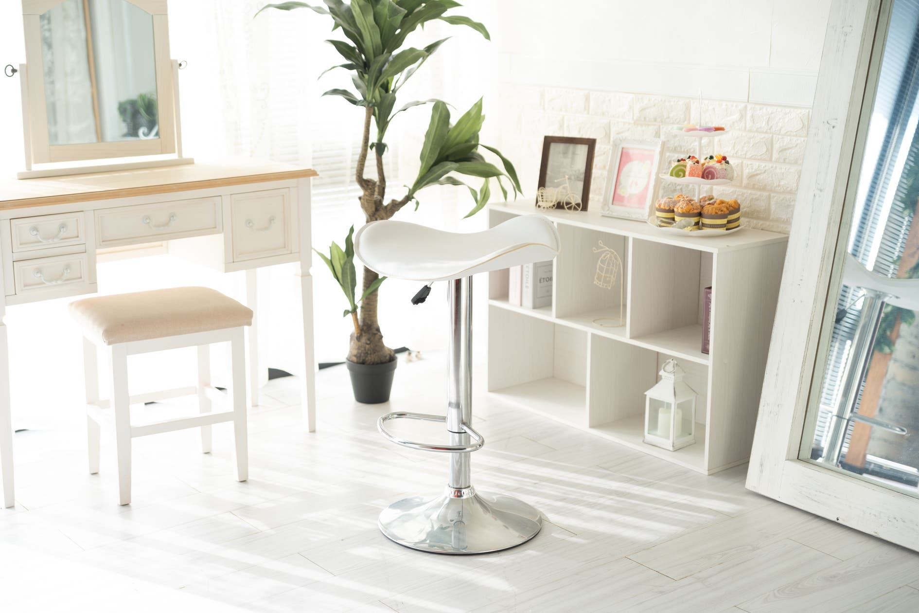 【UNGLEスタジオ】自然光の入る白基調の撮影エリア〈完全貸切／コスプレ撮影／ポートレート／ベビー／バースデーフォトなど〉の写真9