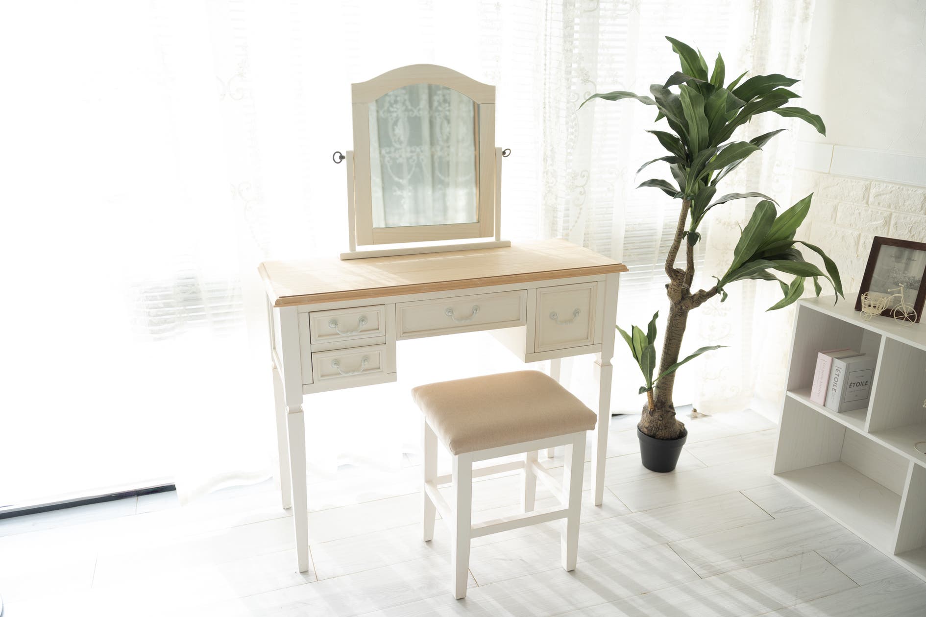 【UNGLEスタジオ】自然光の入る白基調の撮影エリア〈完全貸切／コスプレ撮影／ポートレート／ベビー／バースデーフォトなど〉の写真11