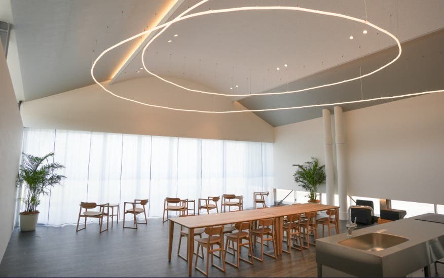 New![りんくうタウン駅徒歩5分]30名着席可能/モニター/ホワイトボード/広々ラウンジの写真1