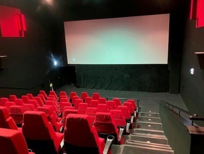 【上里 85席】映画館で、会社説明会、株主総会、講演会の企画はいかがですか？の写真1
