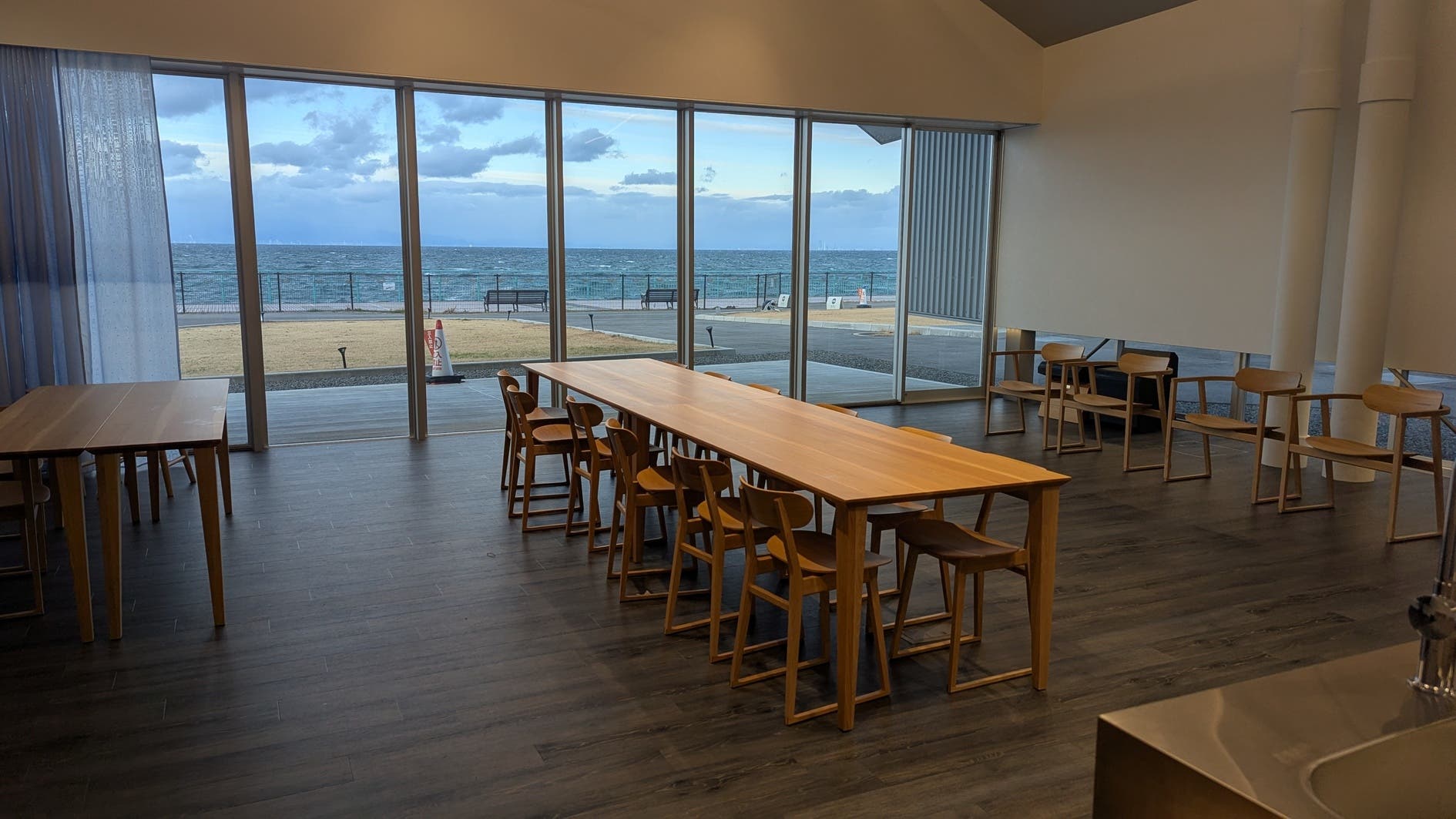 New![りんくうタウン駅徒歩5分]30名着席可能/モニター/ホワイトボード/広々ラウンジの写真3