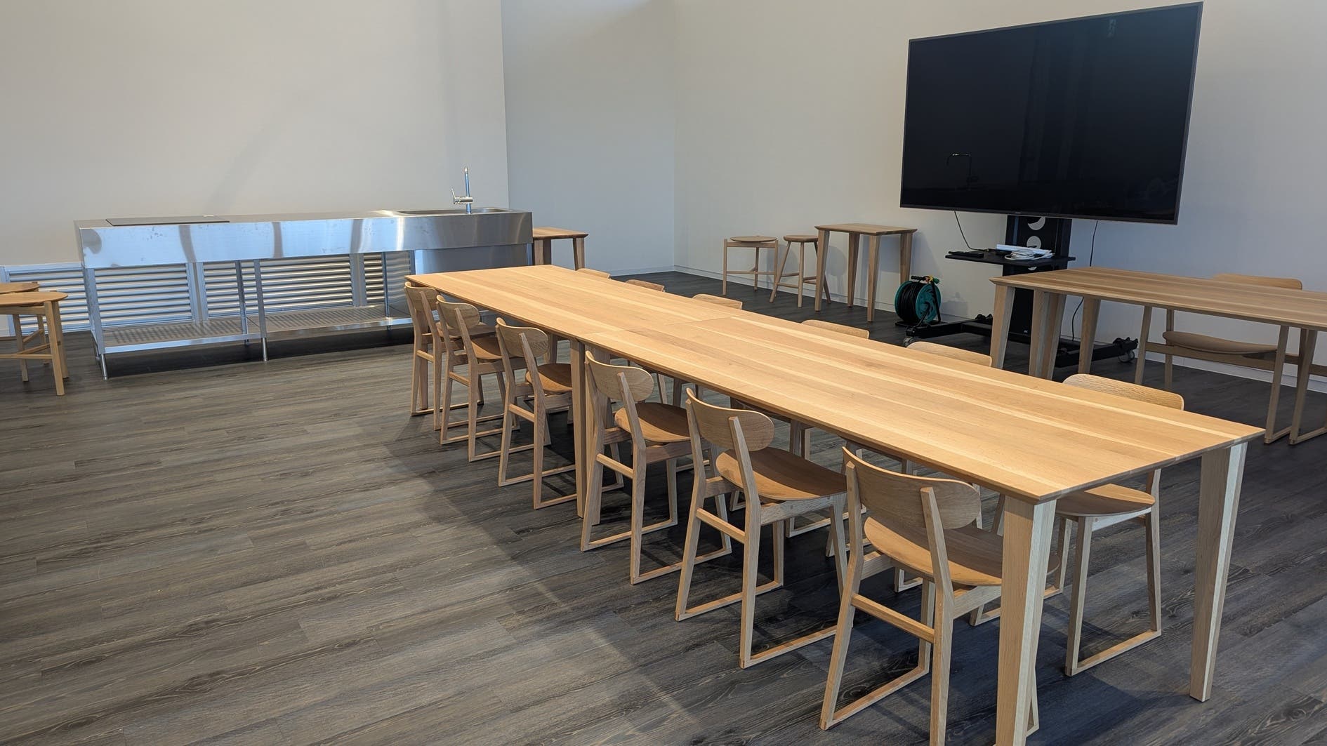 New![りんくうタウン駅徒歩5分]30名着席可能/モニター/ホワイトボード/広々ラウンジの写真4