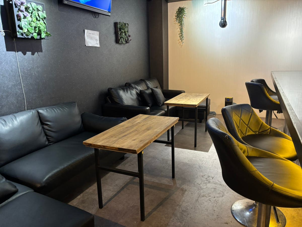 神田駅北口徒歩1分/おしゃれなBar🍸/カラオケ付き🎤/最大20名/パーティ🎂/女子会👩/オフ会の写真1