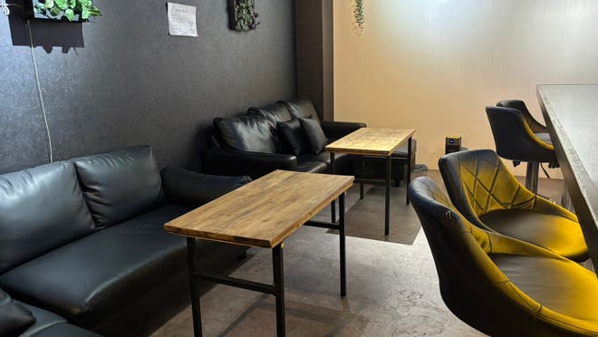 神田駅北口徒歩1分/おしゃれなBar🍸/カラオケ付き🎤/最大20名/パーティ🎂/女子会👩/オフ会の写真1