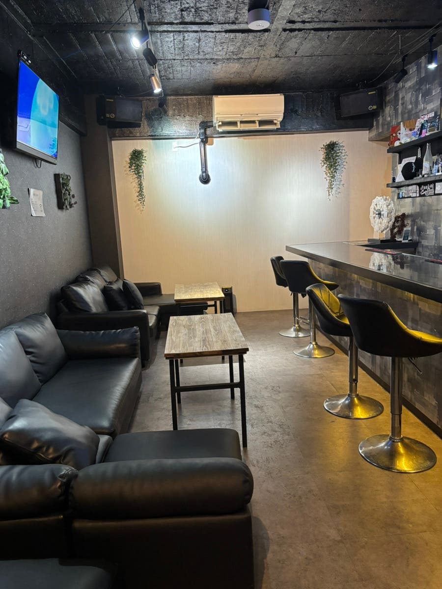 神田駅北口徒歩1分/おしゃれなBar🍸/カラオケ付き🎤/最大20名/パーティ🎂/女子会👩/オフ会の写真2