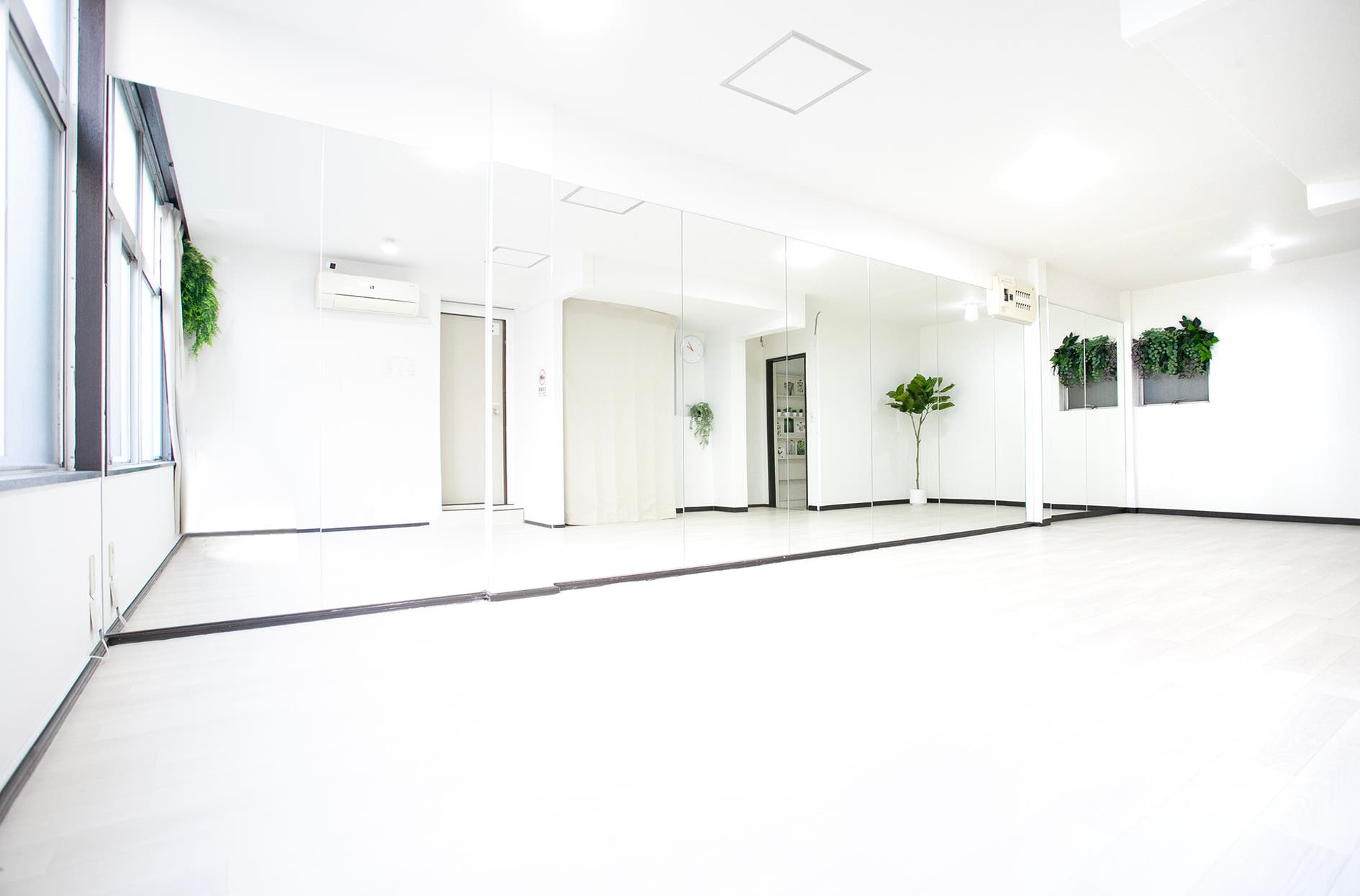 【新宿三丁目駅2分、新宿付近】(3)大型鏡計7.8m／広々30㎡スタジオでダンス・ヨガ・コスプレ・撮影・演劇におすすめ☆の写真5