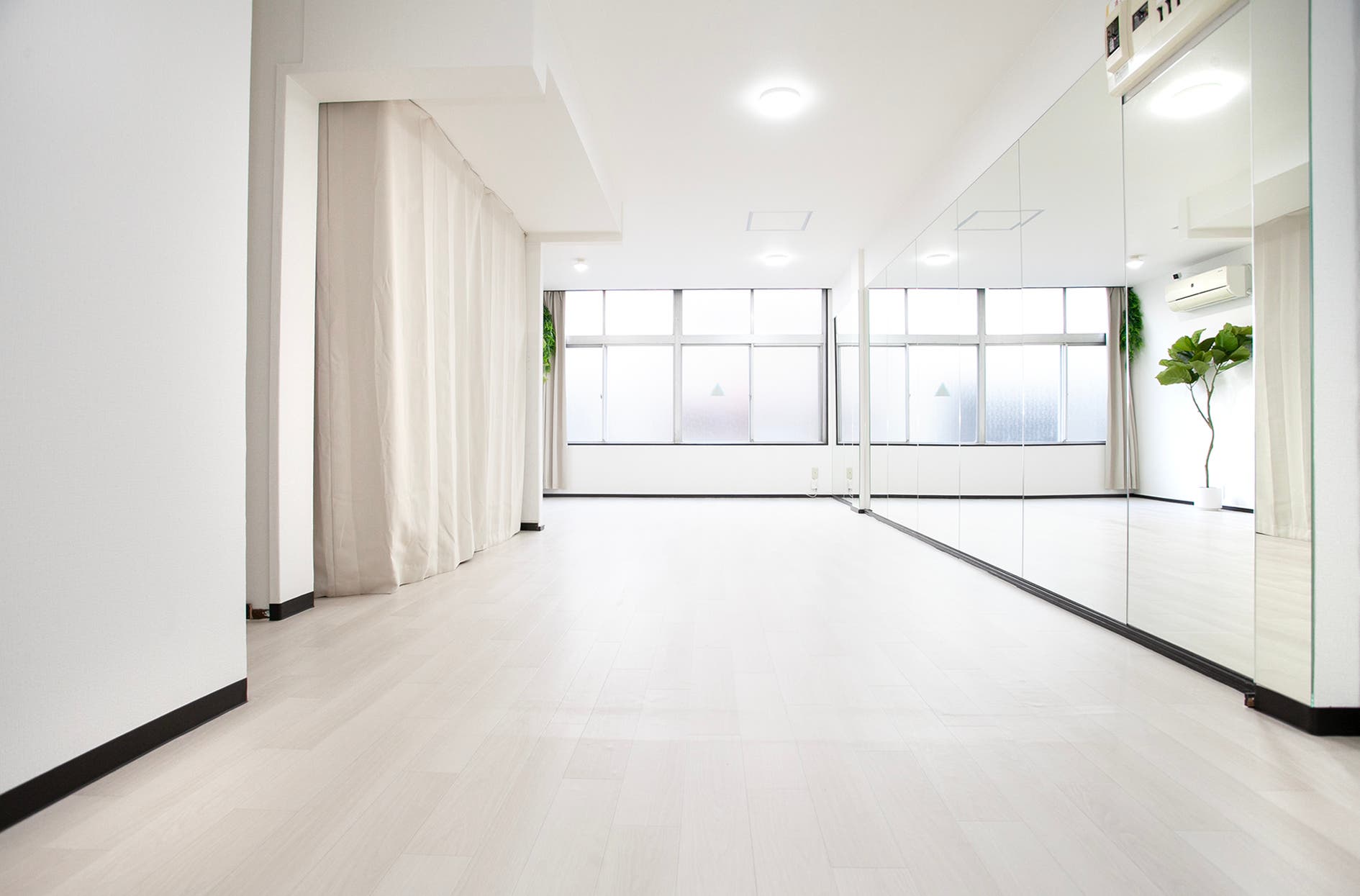 【新宿三丁目駅2分、新宿付近】(3)大型鏡計7.8m／広々30㎡スタジオでダンス・ヨガ・コスプレ・撮影・演劇におすすめ☆の写真4