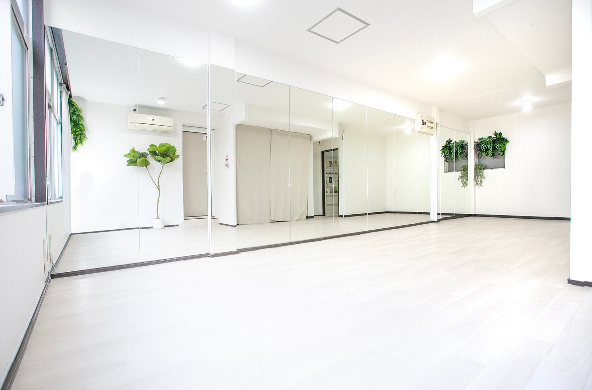 【新宿三丁目駅2分、新宿付近】(3)大型鏡計7.8m／広々30㎡スタジオでダンス・ヨガ・コスプレ・撮影・演劇におすすめ☆の写真1