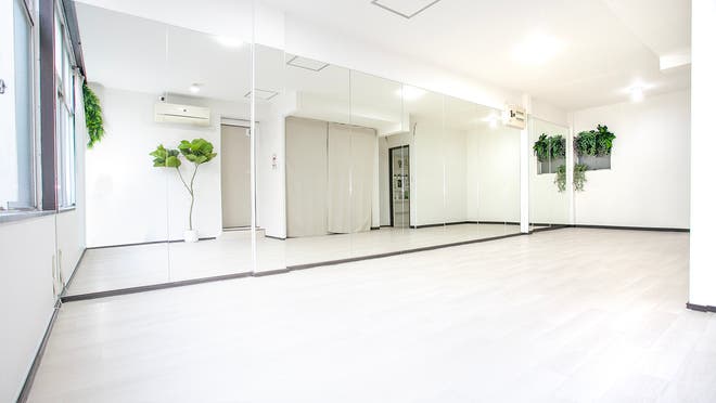 【新宿三丁目駅2分、新宿付近】(3)大型鏡計7.8m/広々30㎡スタジオでダンス・ヨガ・コスプレ・撮影・演劇におすすめ☆の写真1