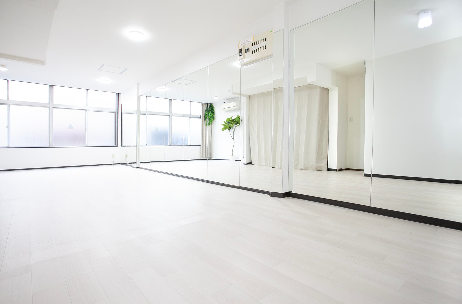 【新宿三丁目駅2分、新宿付近】(3)大型鏡計7.8m／広々30㎡スタジオでダンス・ヨガ・コスプレ・撮影・演劇におすすめ☆の写真6