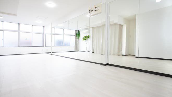 【新宿三丁目駅2分、新宿付近】(3)大型鏡計7.8m/広々30㎡スタジオでダンス・ヨガ・コスプレ・撮影・演劇におすすめ☆の写真6