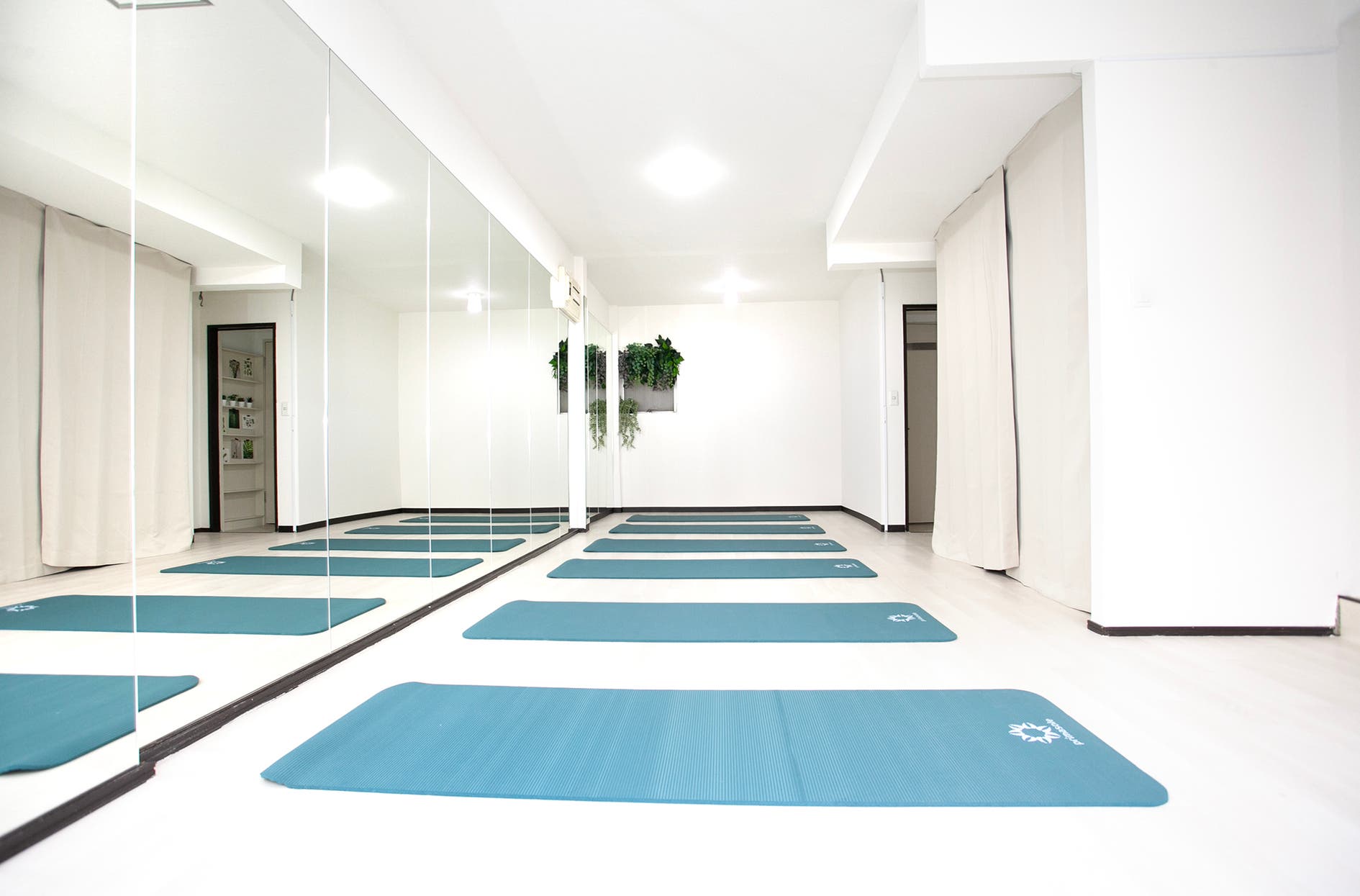 【新宿三丁目駅2分、新宿付近】(3)大型鏡計7.8m／広々30㎡スタジオでダンス・ヨガ・コスプレ・撮影・演劇におすすめ☆の写真9