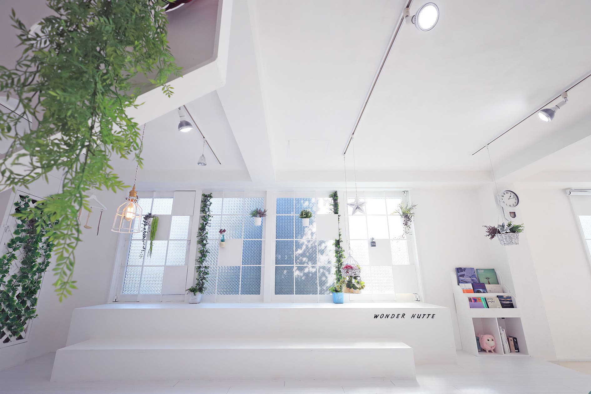 🌿一般的な撮影スタジオより広い80㎡超の開放的空間｜家族やグループでも周囲を気にせずのびのび撮影できる無人のフォトスタジオの写真1