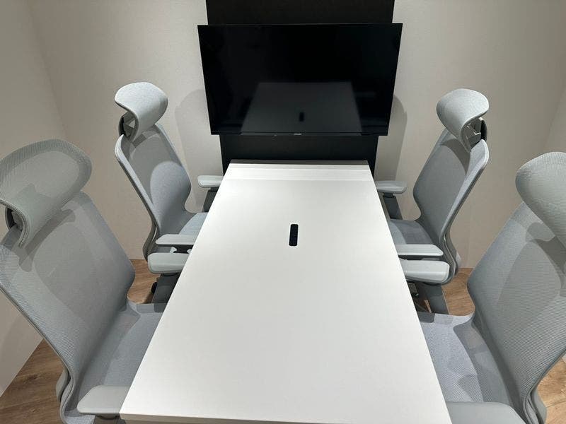 【大名天神】モニター付き完全個室！4名利用可能なミーティングルームBの写真2