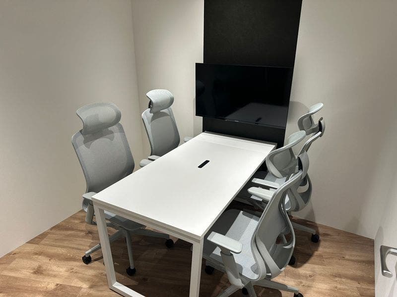 【大名天神】モニター付き完全個室！4名利用可能なミーティングルームCの写真1