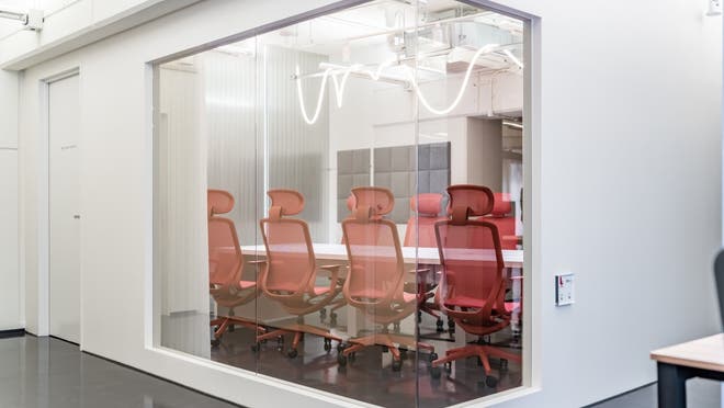 【BRIDGEX workplace】モニター付き!8名ミーティングルームAの写真3