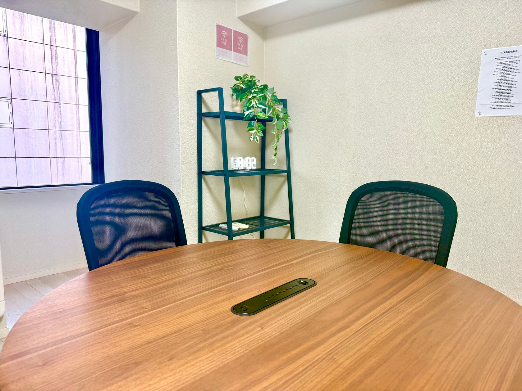 渋谷駅近の4名用会議室✒️打ち合わせ・商談・作業に最適✨の写真2