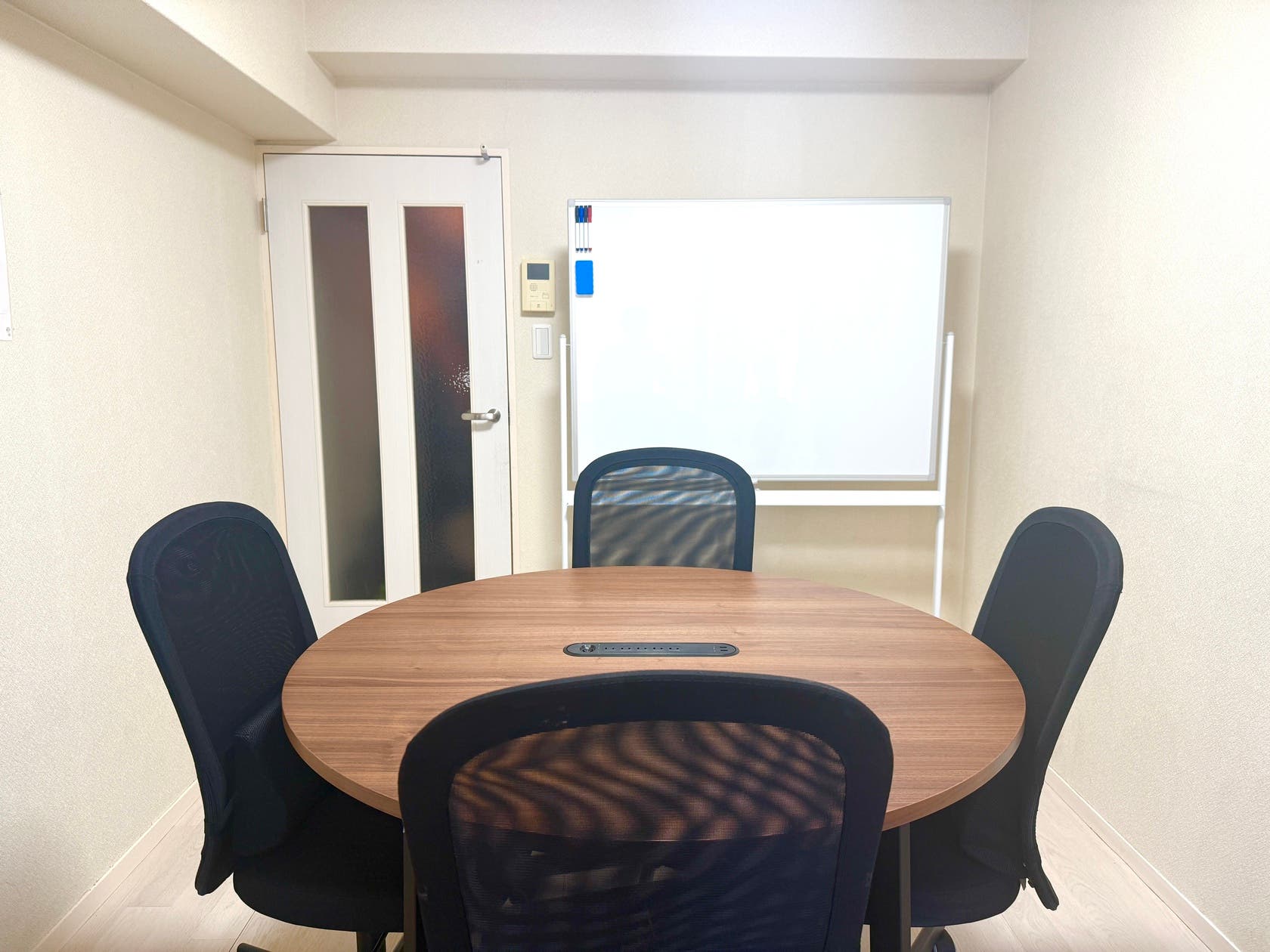 渋谷駅近の4名用会議室✒️打ち合わせ・商談・作業に最適✨の写真1