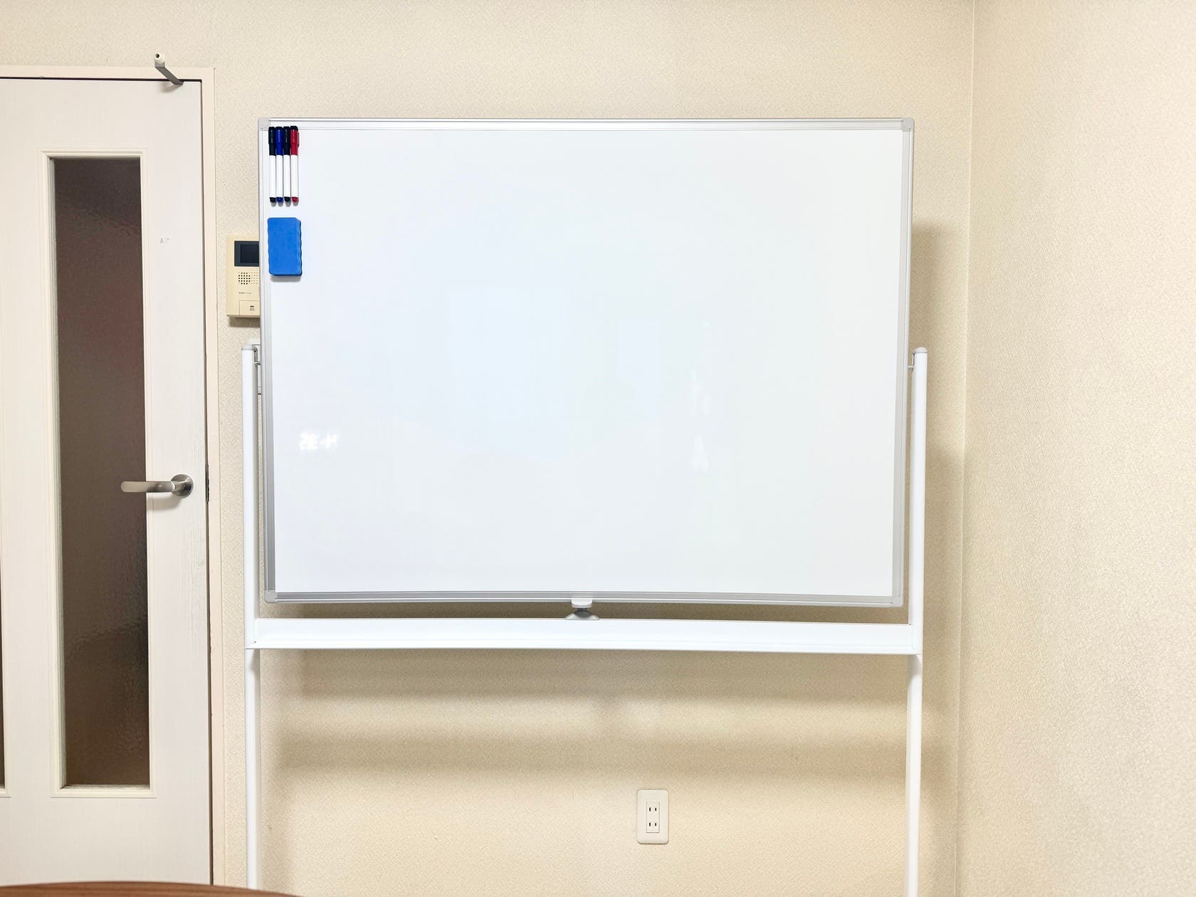 渋谷駅近の4名用会議室✒️打ち合わせ・商談・作業に最適✨の写真4