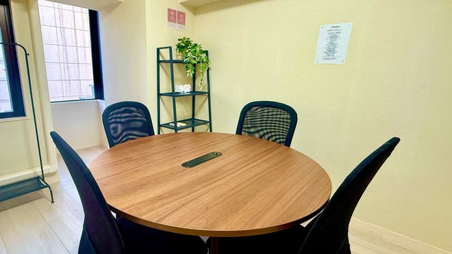 渋谷駅近の4名用会議室✒️打ち合わせ・商談・作業に最適✨の写真7