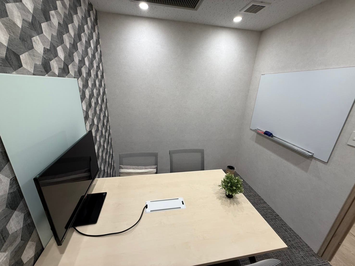 個室追加オプション：小会議室（4名着席可）の画像1