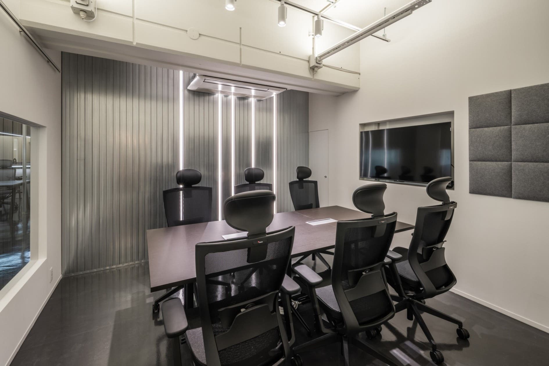 【BRIDGEX workplace】モニター付き！6名ミーティングルームBの写真5