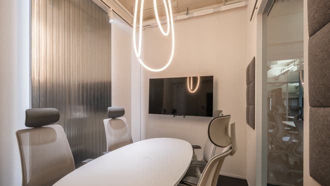 【BRIDGEX workplace】モニター付き!4名ミーティングルームCの写真1