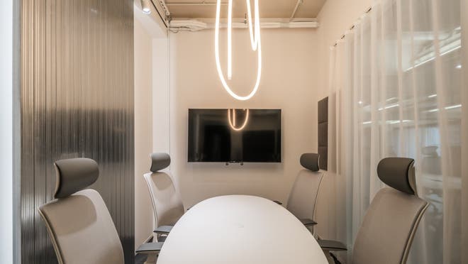 【BRIDGEX workplace】モニター付き!4名ミーティングルームCの写真2