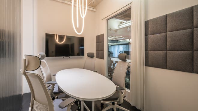 【BRIDGEX workplace】モニター付き!4名ミーティングルームCの写真3