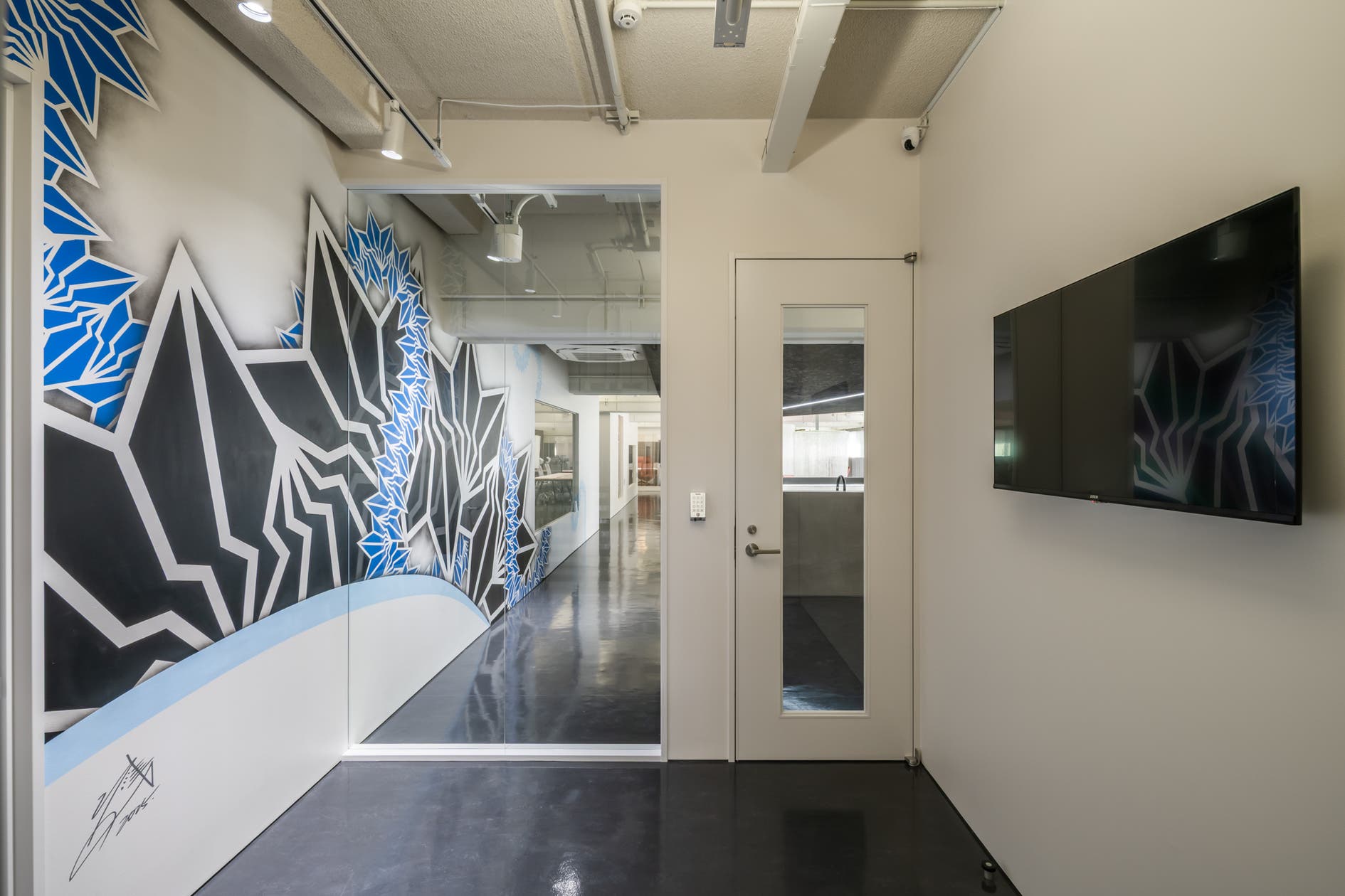 【BRIDGEX workplace】モニター付き！配信も可能なミーティングルームDの写真9