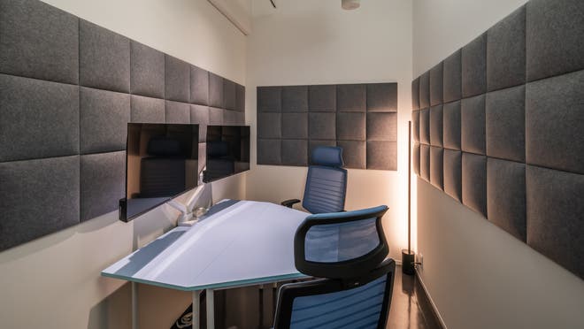 【BRIDGEX workplace】モニター付き!配信も可能なミーティングルームDの写真1