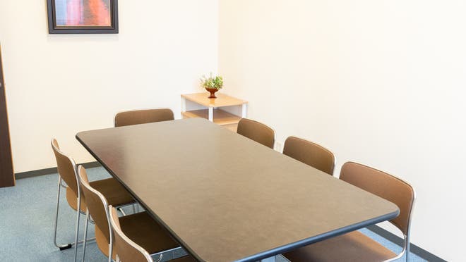 🌟 会議室(中)で新しいアイデアを生み出そう! 🌟明るい窓のある会議室の写真2