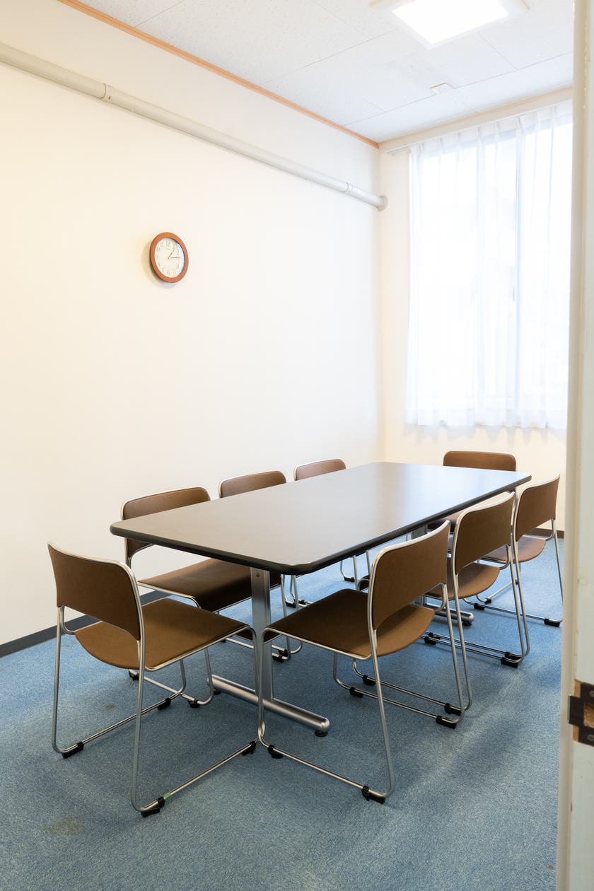 🌟 会議室（中）で新しいアイデアを生み出そう！ 🌟明るい窓のある会議室の写真1