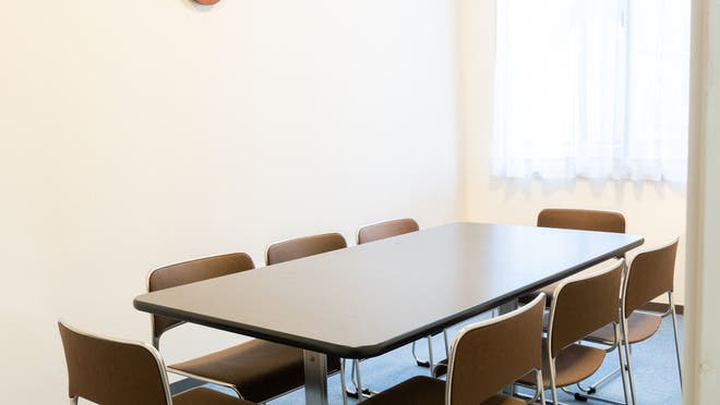 🌟 会議室(中)で新しいアイデアを生み出そう! 🌟明るい窓のある会議室の写真1