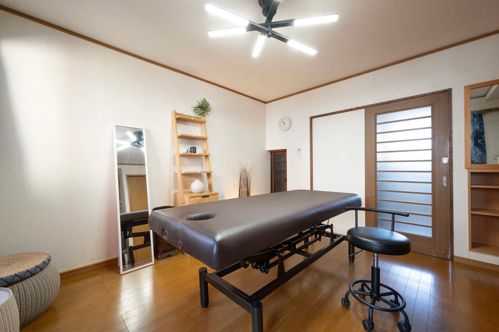 ✨OPEN SALE✨桜木町駅南1A出口から徒歩1分｜隠れ家個室レンタルサロン| 【見学無料・要事前連絡】4F階段の写真5