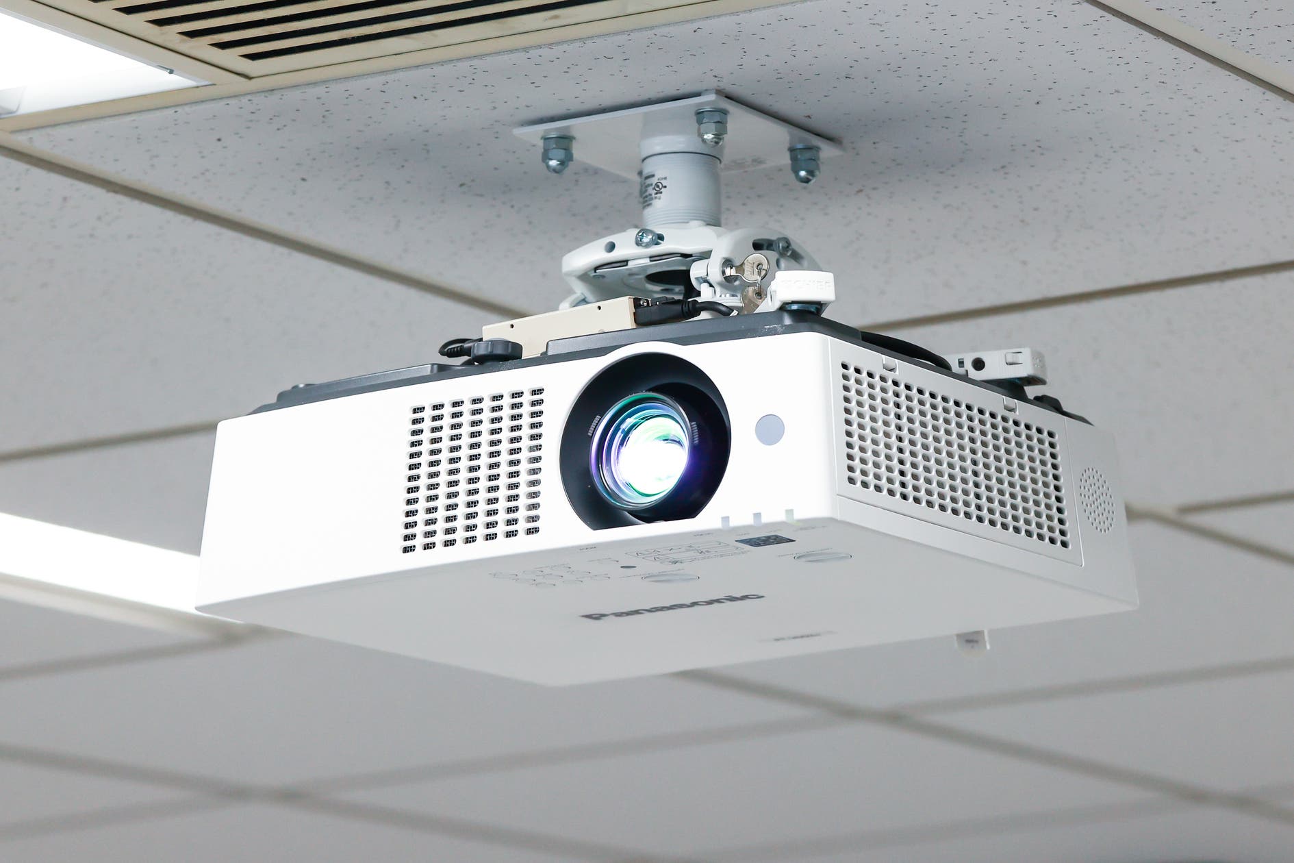 新宿駅A1出口直結 | 7日前までキャンセル無料【セミナールーム4 / アビタス】スタッフ常駐・相談会や展示会等幅広い用途に対応の写真3