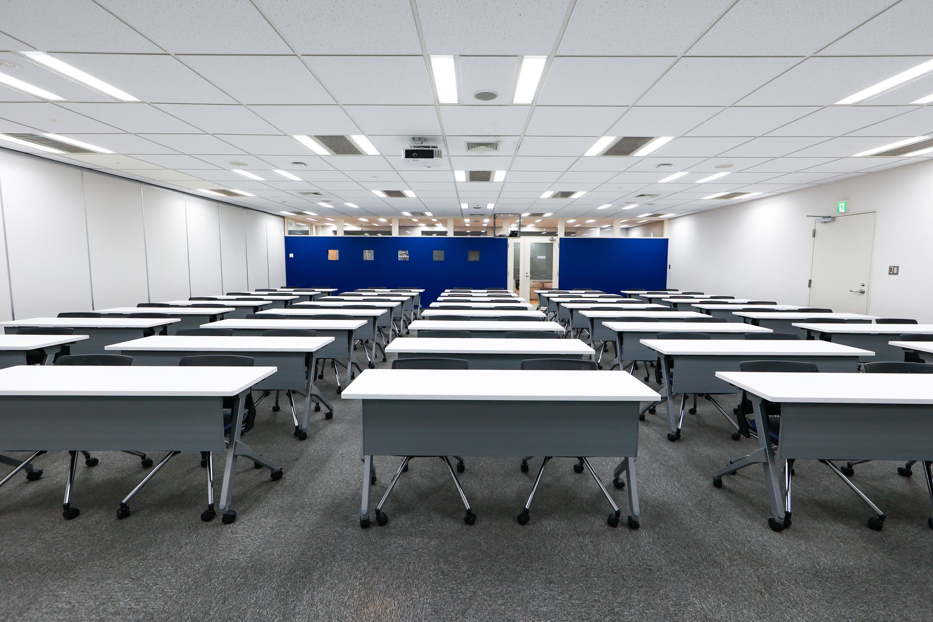 新宿駅A1出口直結 | 7日前までキャンセル無料【セミナールーム4 / アビタス】スタッフ常駐・相談会や展示会等幅広い用途に対応の写真4